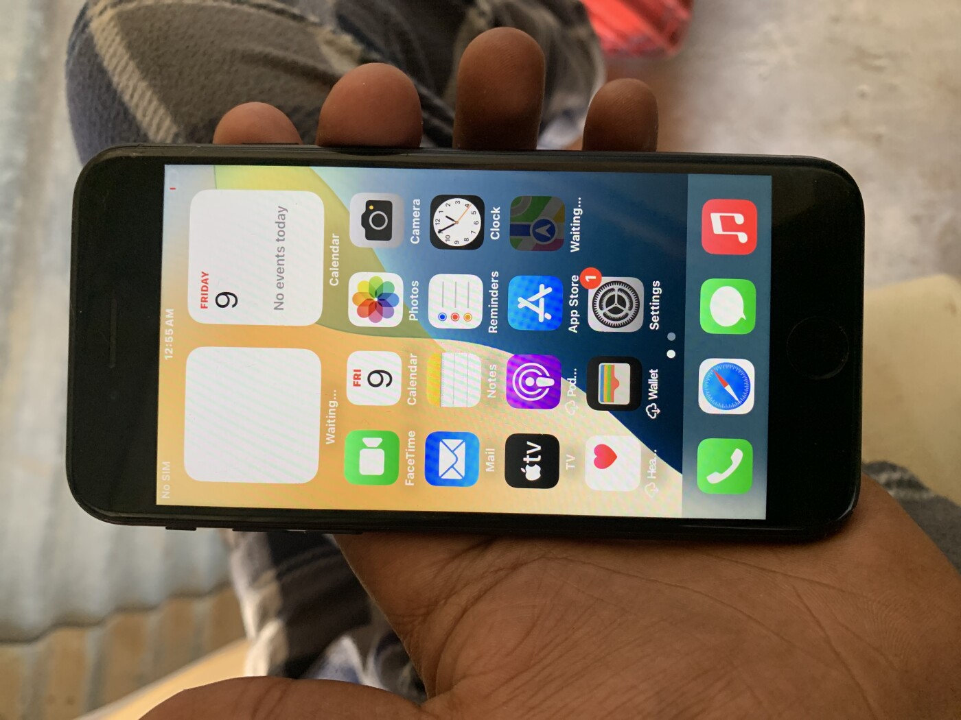iPhone SE 64gb for sale in Windhoek - Cellphones - Kalahari Deals Namibia