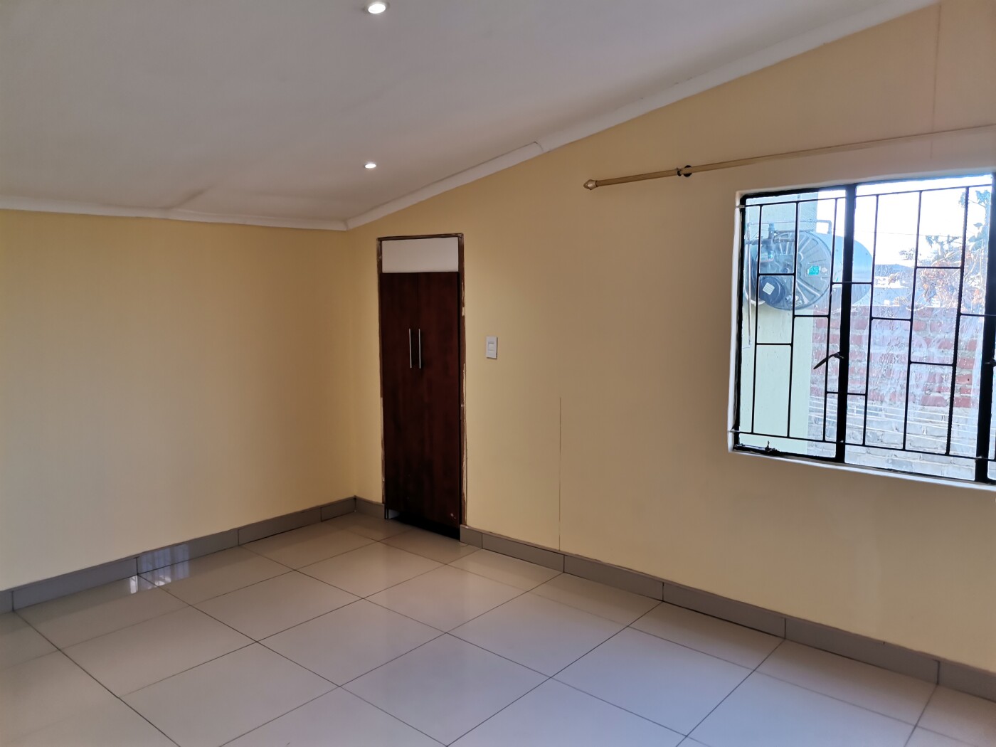 Mr T Shapwa in Windhoek - Flats for rent - Kalahari Deals Namibia